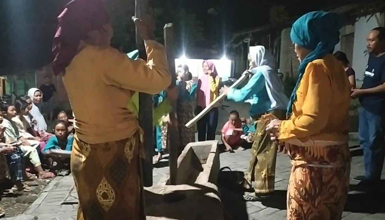 Tradisi Unik Warga di Jombang Saat Gerhana Bulan, Tabuh Lesung - Media Berita Bangsa