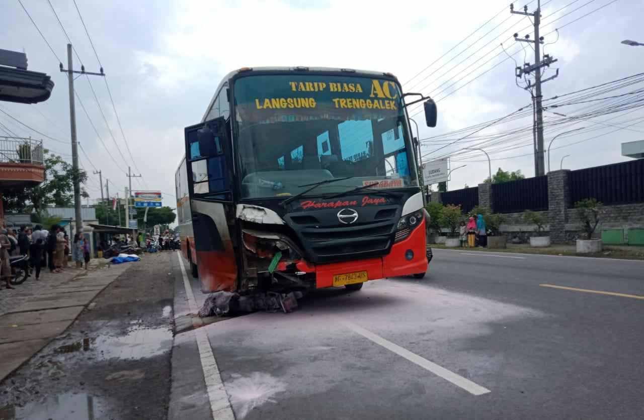 Pemotor di Jombang Ini Tewas, Korban Bus Ugal-ugalan - Media Berita Bangsa