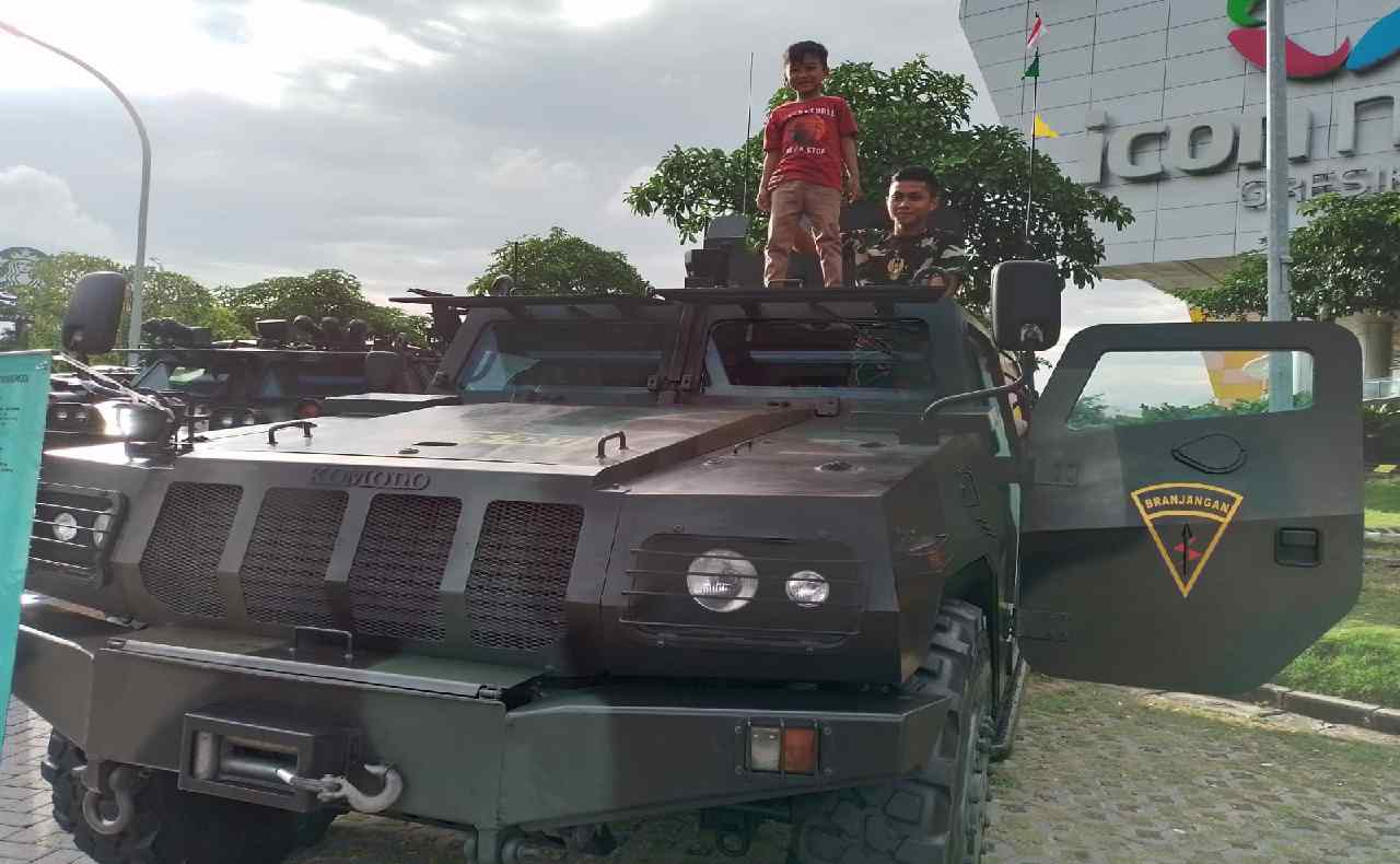Ada Apa Tank Anoa TNI Masuk Gresik Icon Mall - Media Berita Bangsa