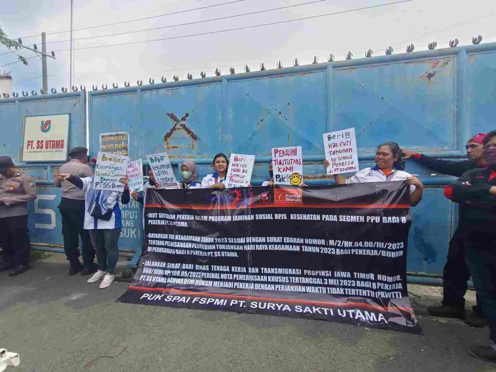 PT SS Utama Mangkir, Puluhan Anggota FSPMI Unjuk Rasa - Media Berita Bangsa