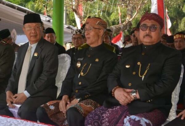 Upacara HUT Kemerdekaan RI ke-78 di Bondowoso, Bupati dan Wabup Kompak Kenakan Pakaian Adat ...