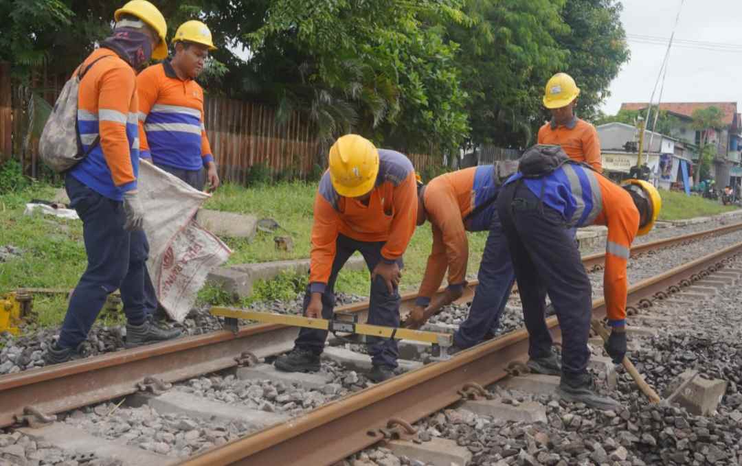 Jelang Lebaran 2024, KAI Daop 8 Intensif Cek Jalur KA - Media Berita Bangsa