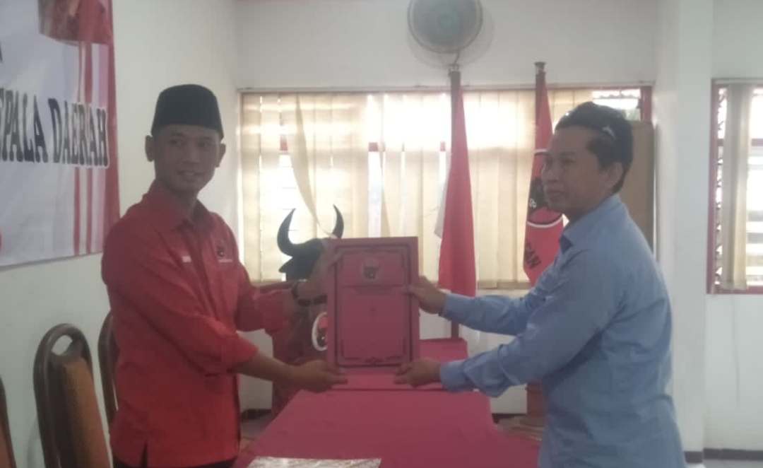 Budayawan Topeng Mas Hakim Kembalikan Formulir ke DPC PDI Perjuangan ...