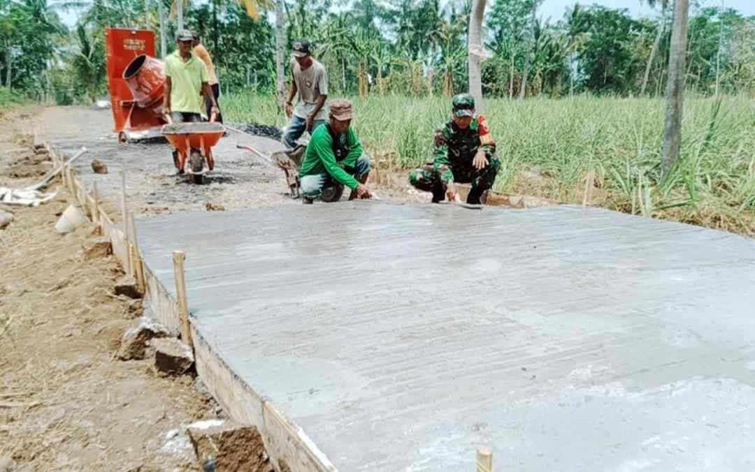 TNI dan Warga Grobogan Gotong-Royong Bangun Jalan - Media Berita Bangsa