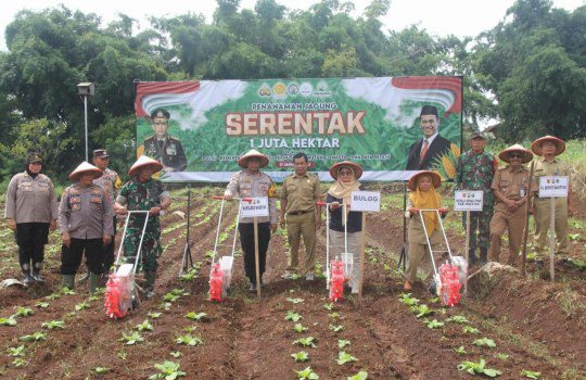 Polres dan Dinas DTPHP Magetan Tanam Jagung Serentak Dukung Swasembada Pangan 2025 - Media ...