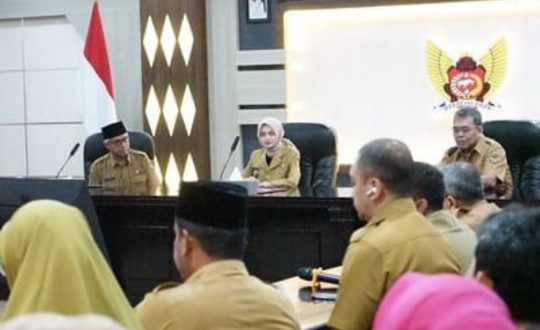 Rapat di Hari Kedua Kepemimpinan Vinanda, Paparkan Program 100 Hari Kerja - Media Berita Bangsa
