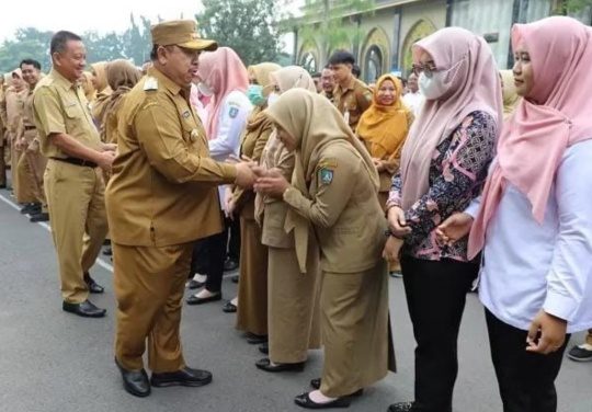 Apel Hari Pertama Kerja, Bupati Jombang Warsubi: Layani Masyarakat dengan Hati - Media Berita Bangsa