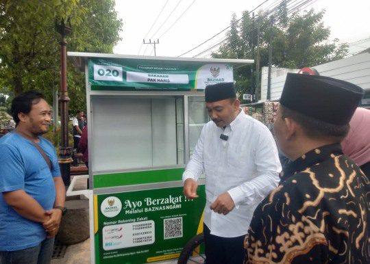 Bupati Ngawi Ony Anwar Harsono dan Baznas Salurkan Gerobak untuk UMKM ...