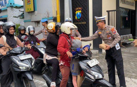 Satlantas Polres Kediri Bagikan Ratusan Takjil dan Imbau Pengguna Jalan - Media Berita Bangsa