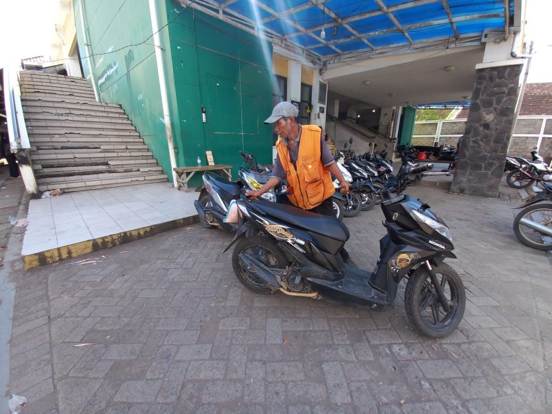 Jukir Pasar Asembagus Keluhkan Setoran Wajib yang Makin Tinggi - Media ...