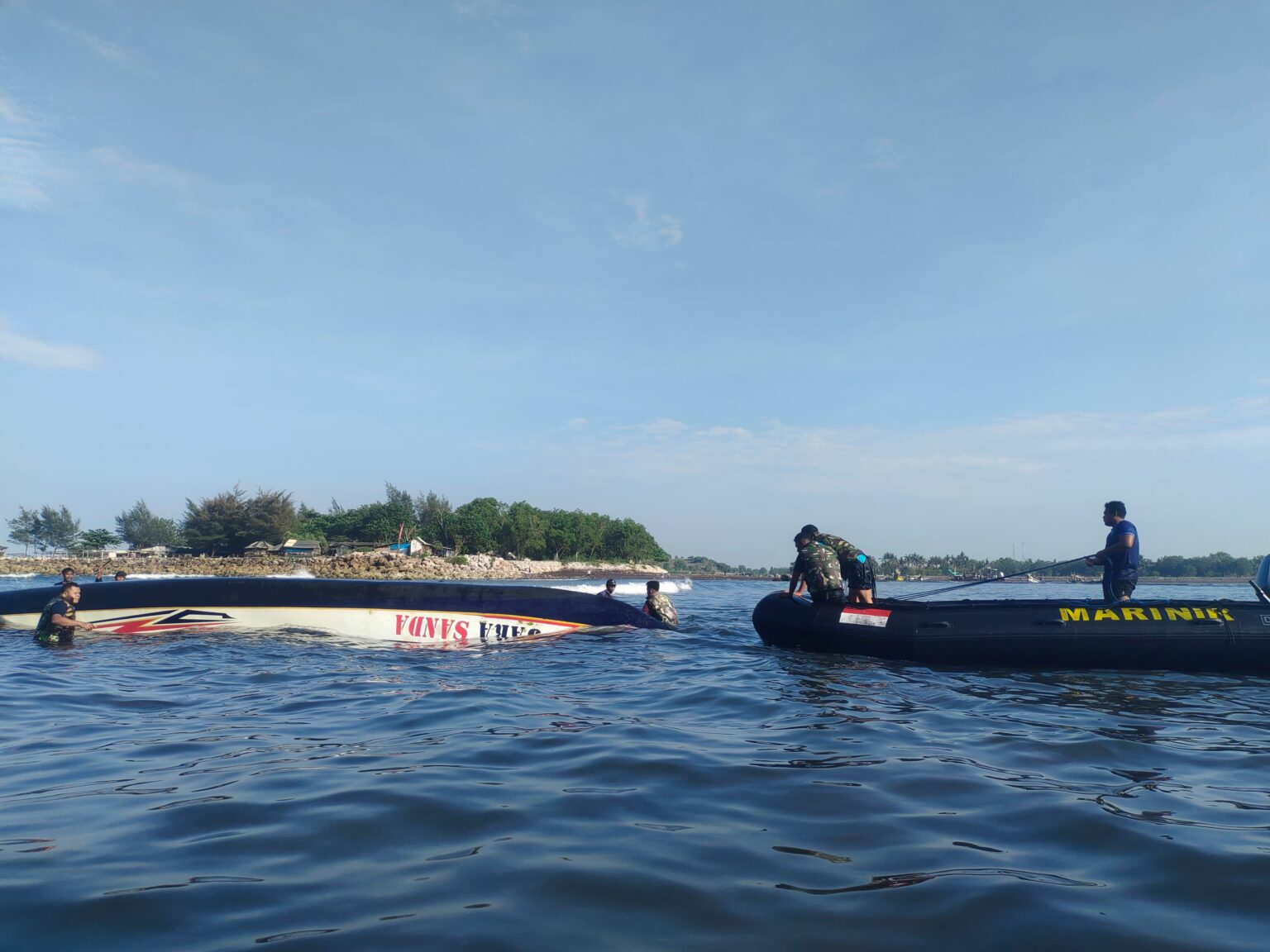 2 Perahu Terbalik di Pelawangan Puger, TNI AL Selamatkan Seluruh ...
