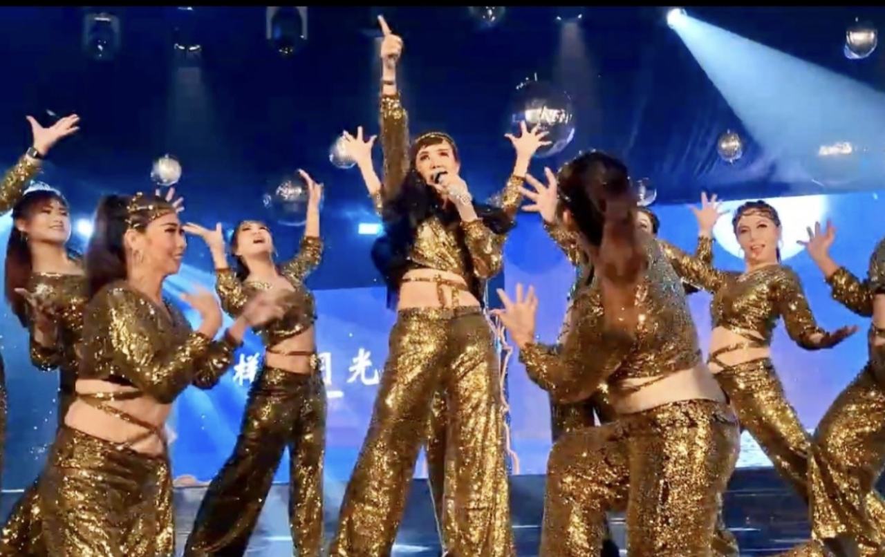 Puspitadewi Prijadi Tampil Memikat di Panggung Mamma Mia, Warnai Setahun Starlight Community ...